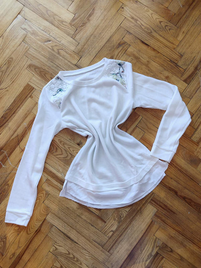 Basic bela bluza sa cvetnim detaljima     ‍♂️