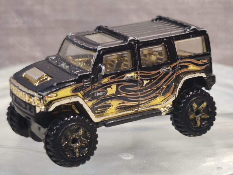 HOT WHEELS HUMMER H2 SA PLAMENOM 1:64 METALNI