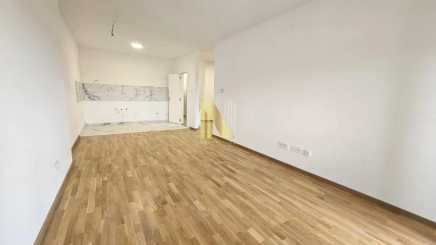 Četvorosoban stan 96m2 za poslovnu delatnost