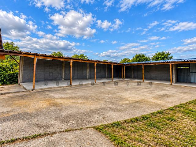 Izdaje se plac 30ari, sa zgradom 100m2 i nadstrešnicom 200m2