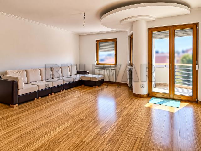 Izdaje se poslovni prostor u strogom centru Niša, 220m2