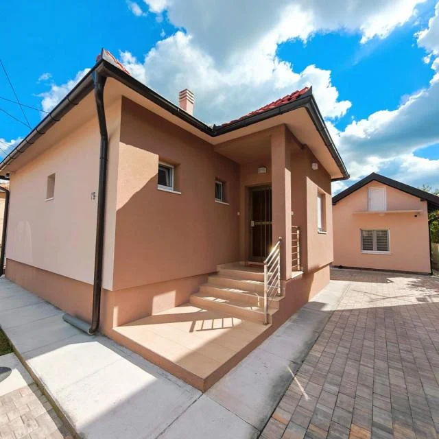 Kuća i pomoćna kuća, plac 5.78 ari, Lazarevac
