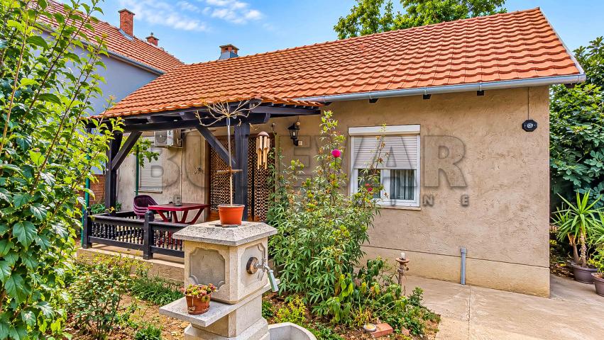 Tri šešira, prizemna kuća 70m2, parcela 2.3a