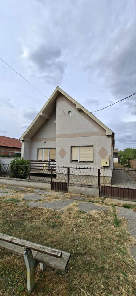 Prodajem kucu u centru Jarkovca