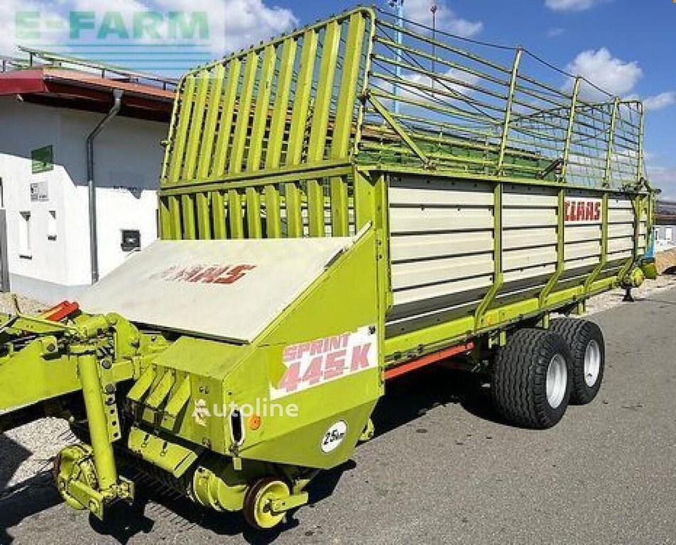Claas sprint 445 k - ein groß-volumiger schwingen-lade cisterna silos