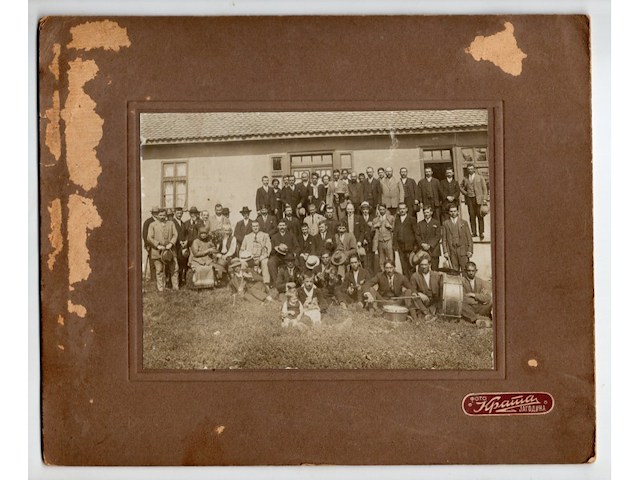 Jagodina 1920tih.Slava firme ljudi ispred objekta