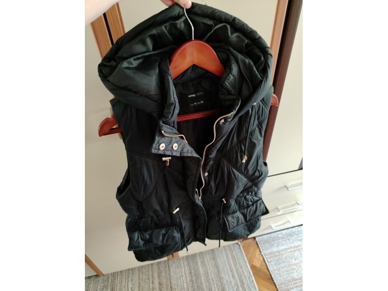 Fantastican prsluk sa kapuljačom ! NOVO!