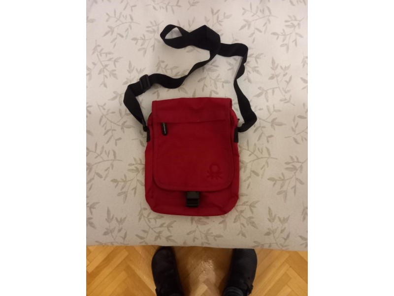 TORBICA OD IMPREGNIRANOG PLATNA SA KOPČOM "BENETTON"!