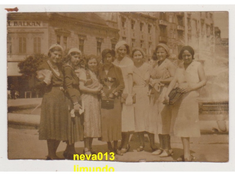 Stara FOTOGRAFIJA - grupa Beogradjanki na Terazijama