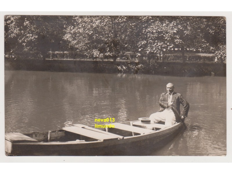 Stara FOTOGRAFIJA - muskarac u camcu