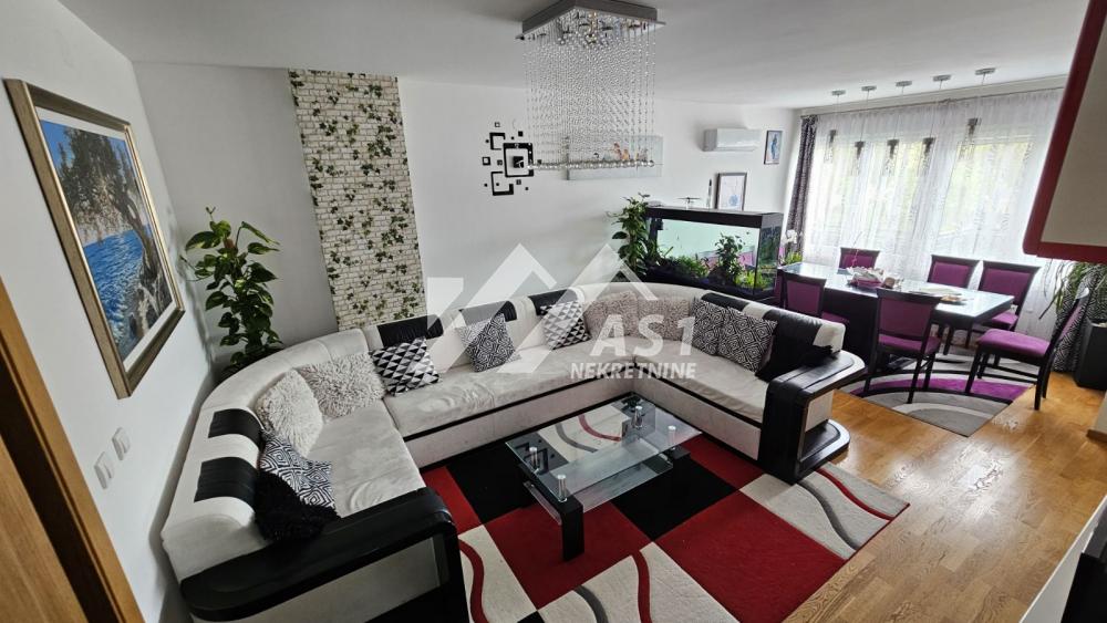 IZDAJE SE LUX STAN NA GRBAVICI-dva parking mesta ID#8220
1.600 €
