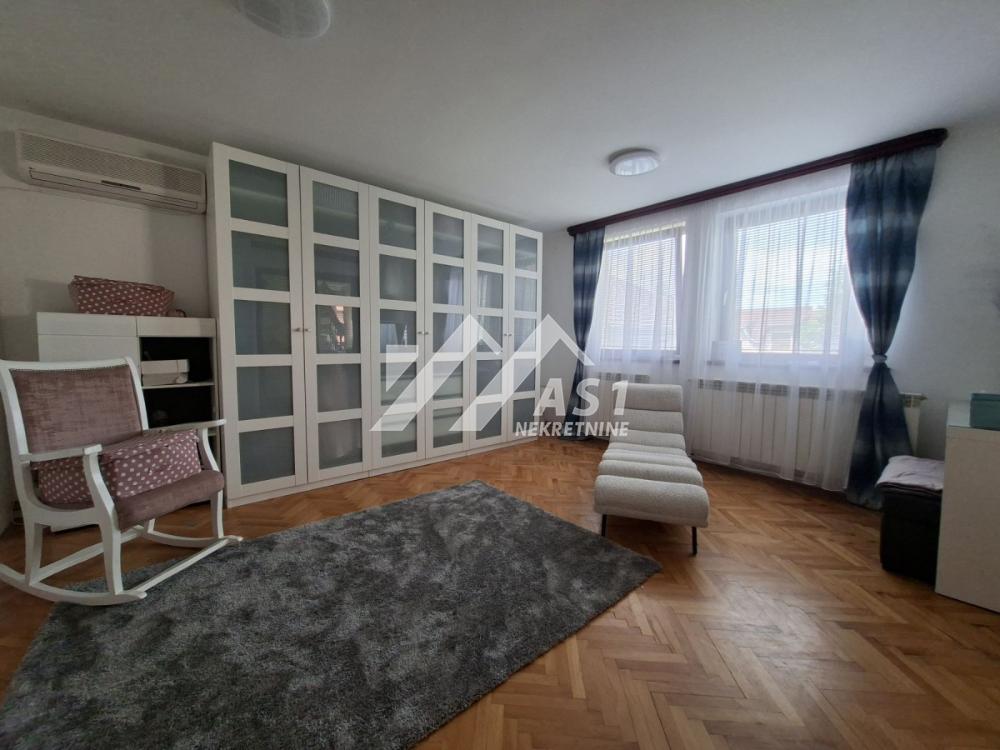 Izdaje se četverosoban stan u Lipovom Gaju sa svim troškovima ID#8196
1.600 €