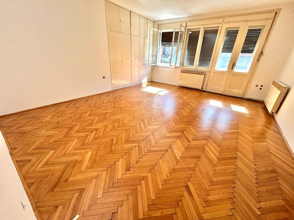 Gornji Dorćol 85m2,dve spavaće,nenamešten ID#2983
800 €