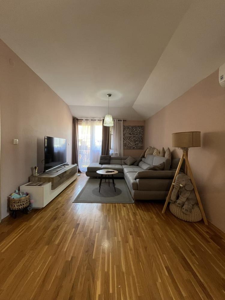 Prostran dupleks sa 3 spavaće sobe – Surčinski put, Novi Beograd ID#2992
1.000 €