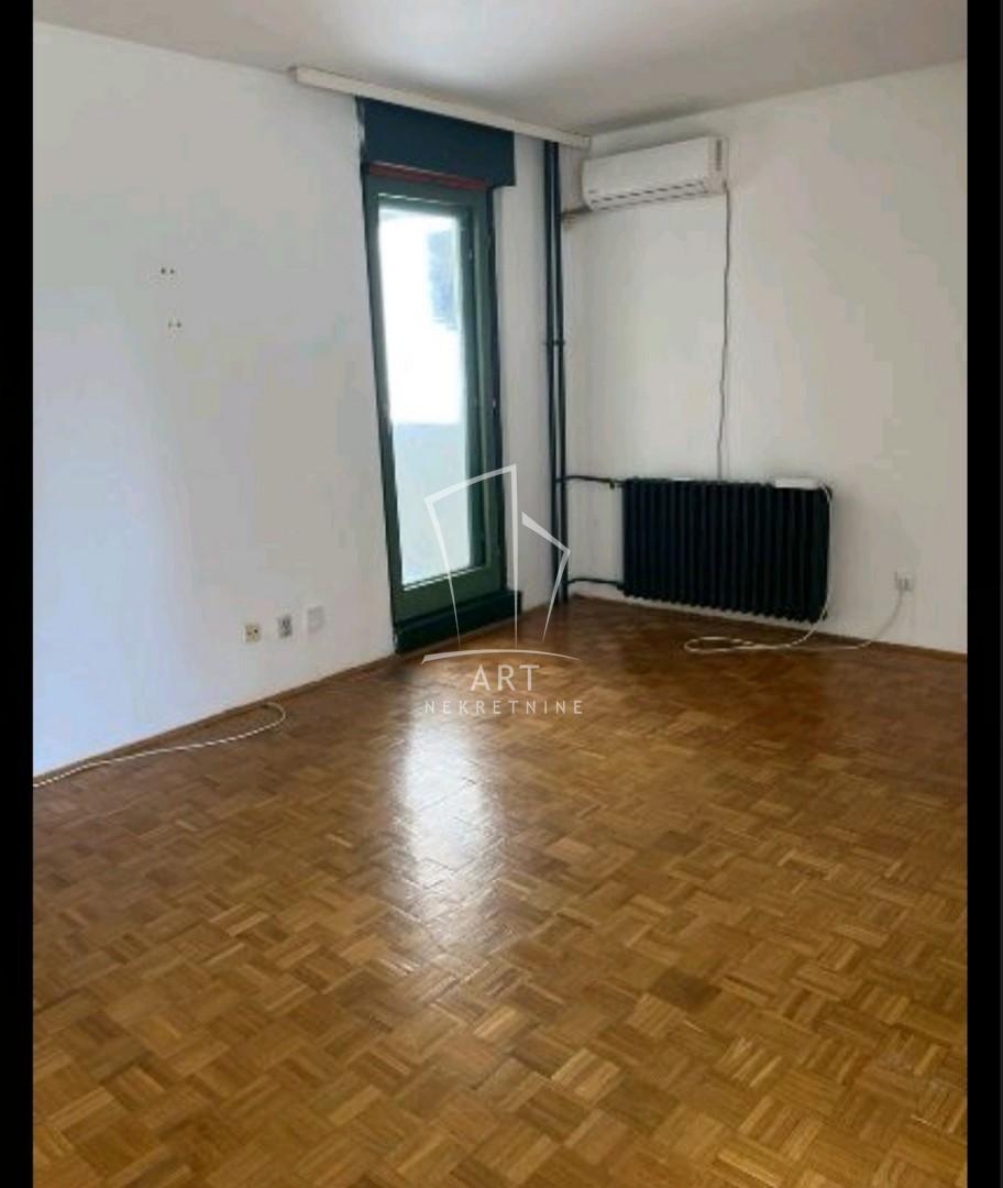 Prostran, polunamešten stan na Vidikovcu ID#16524
650 €