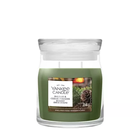 Balsam Cedar Fireside Signature mirisna sveća - srednja tegla (bor, kedar, amber, sandalovina, mošus)