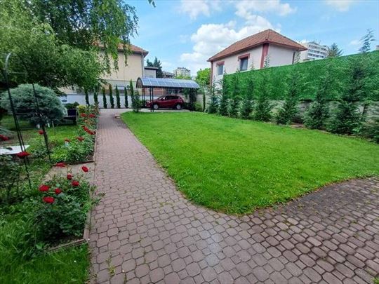 Lepa, renovirana kuća, dvorište, Voždovac, ID 4060