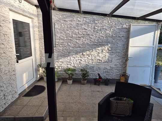 Renovirana kuca u Kacarevu sa novom garazom