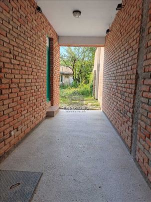 Retko u ponudi – Autentična kuća sa prelepim dvori
