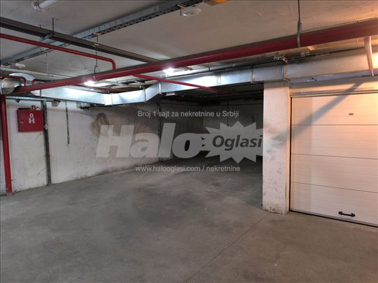 Garažno mesto 13 kvadrata kod Ada Malla Fiksno
