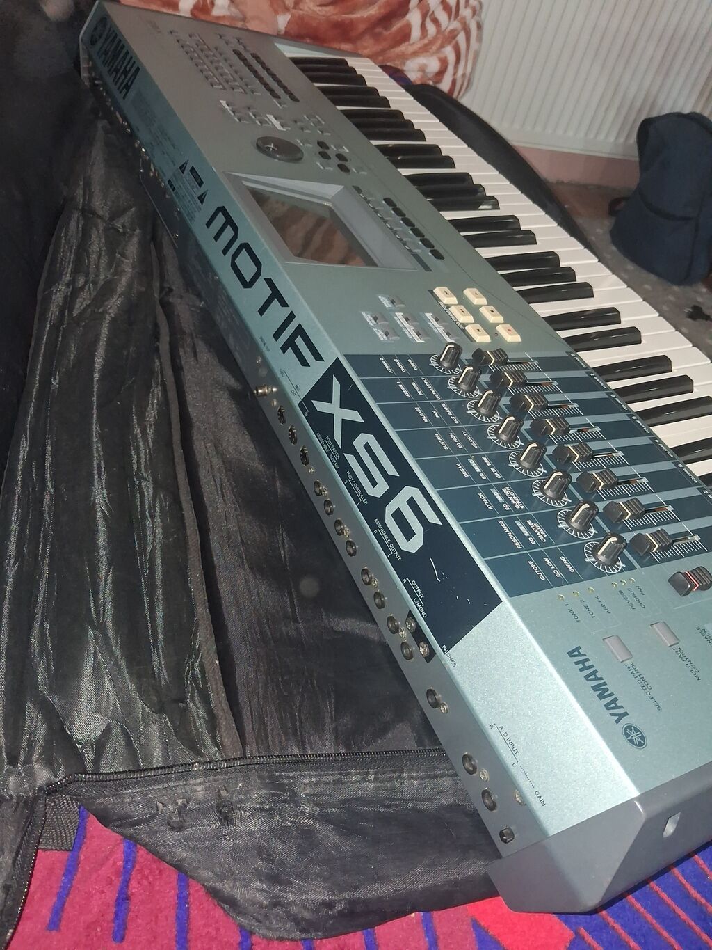 Yamaha u savrsenom stanju,5,6 setova ima u sebi. sto za bas kontru