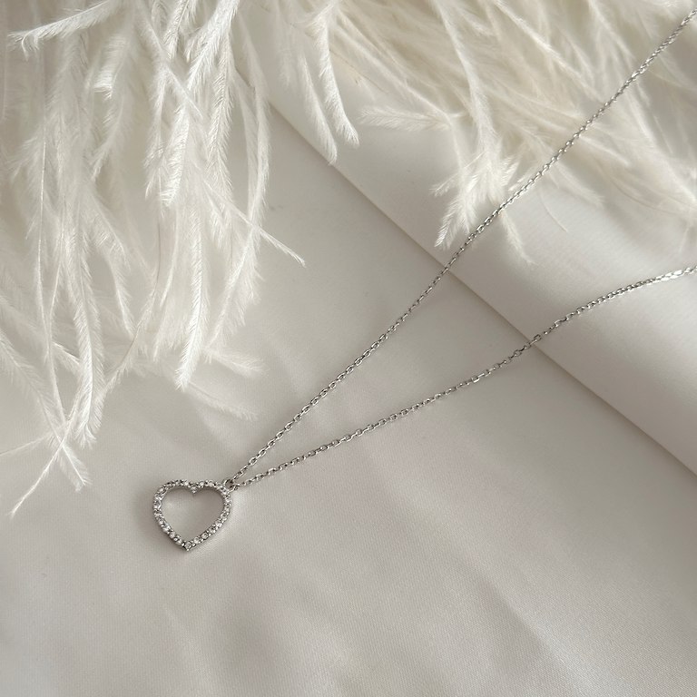 Elegantna i nežna ogrlica od belog zlata sa srcem sa cirkonima, podesive dužine