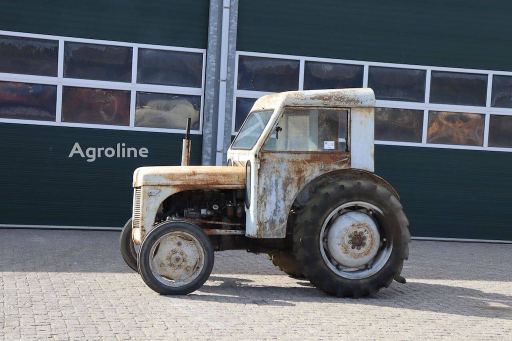 Prodaje se Massey Ferguson traktor točkaš na aukciji