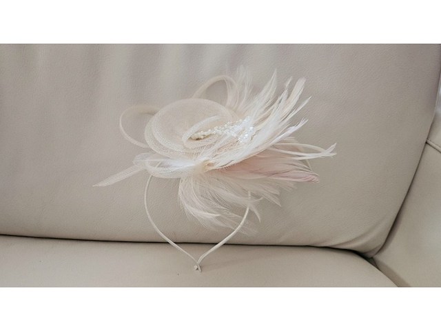 Handmade mesh/feather/pearl fascinator, novo