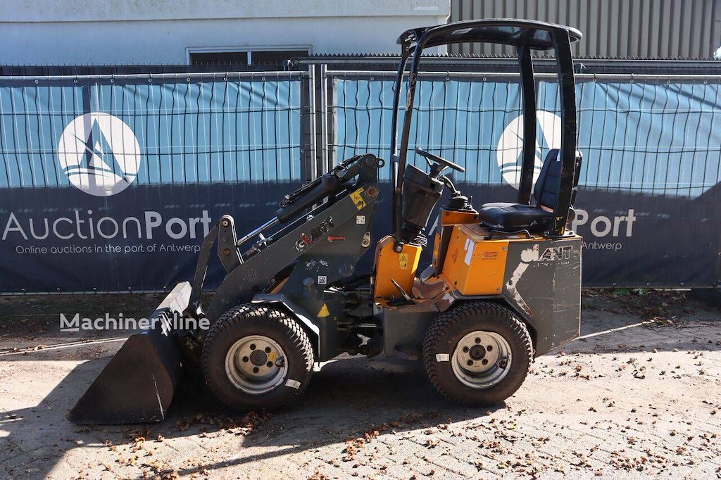 Prodaje se Giant 254SW prednji utovarivač na aukciji