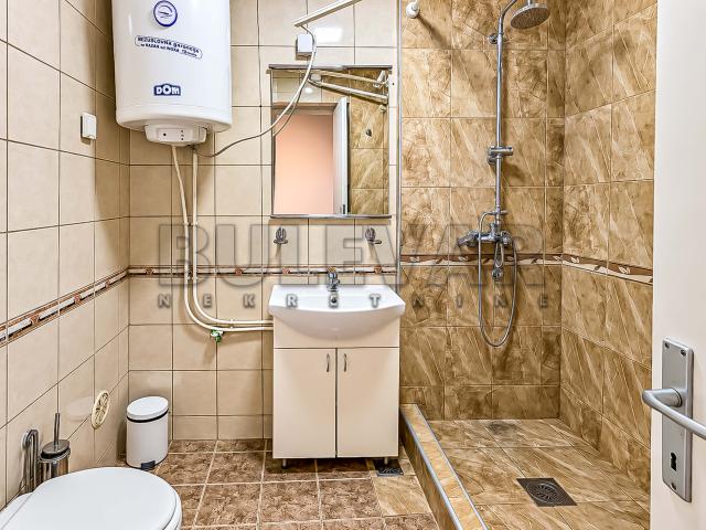 Izdaje se odličan poslovni prostor u centru,68m2