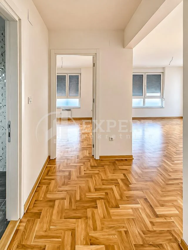 Izdaje se odličan poslovni prostor na Panteleju, 52m2