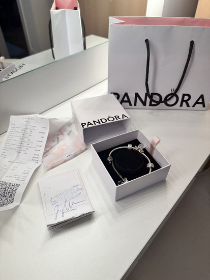 Pandora narukvica sa privescima