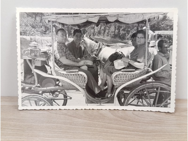 Vintage fotografija društvo vožnja fijakerom