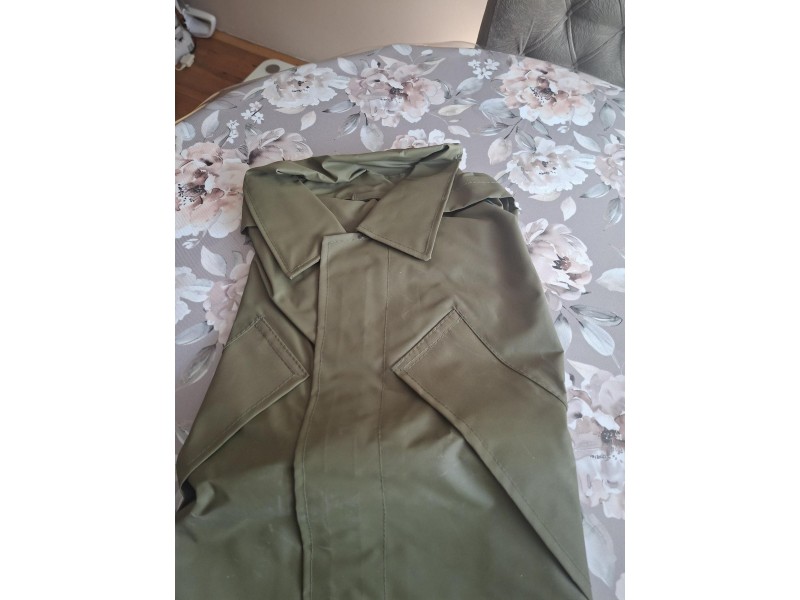 Nekoristena pelerina sa kapuljacom