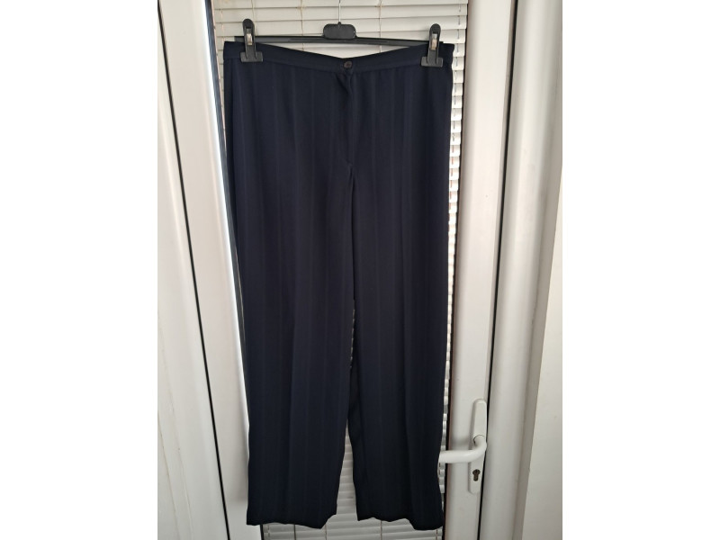 Prugaste pantalone vrhunskog kroja vel 42