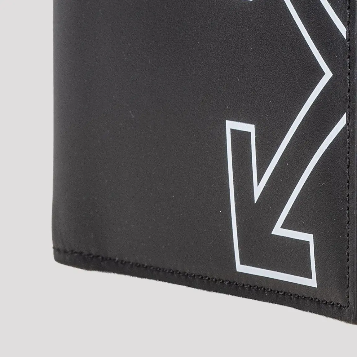 Off-white novcanik