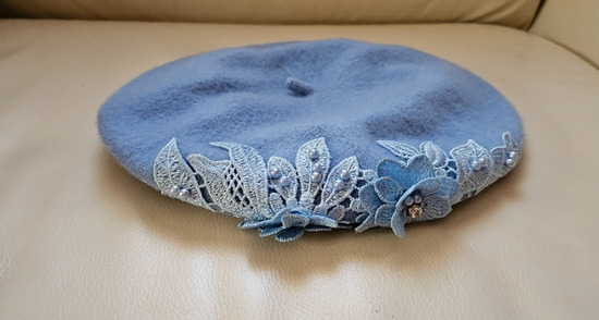 Blue hand-beaded flower lace vunena beretka, novo