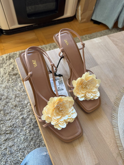 Zara sandale sa cvetom Nove