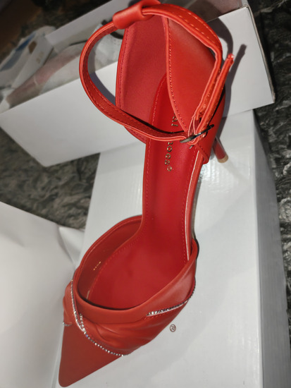 Nove crvene sandalete
