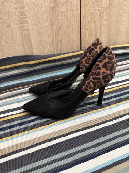 H&M elegantne tigrasto crne salonke