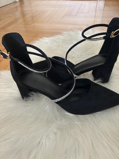 Elegantne crne salonke %% 499 din