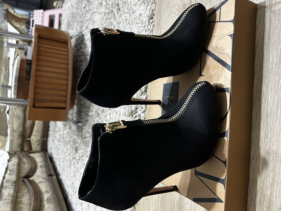 Zara crne elegantne štikle sa rajsferšlusom