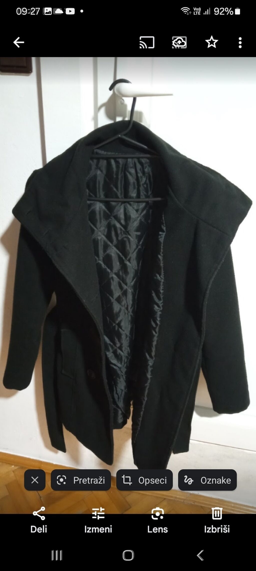 Ženski kaput – crni, elegantan, sa kaišem - Kroj: strukirani, dužina