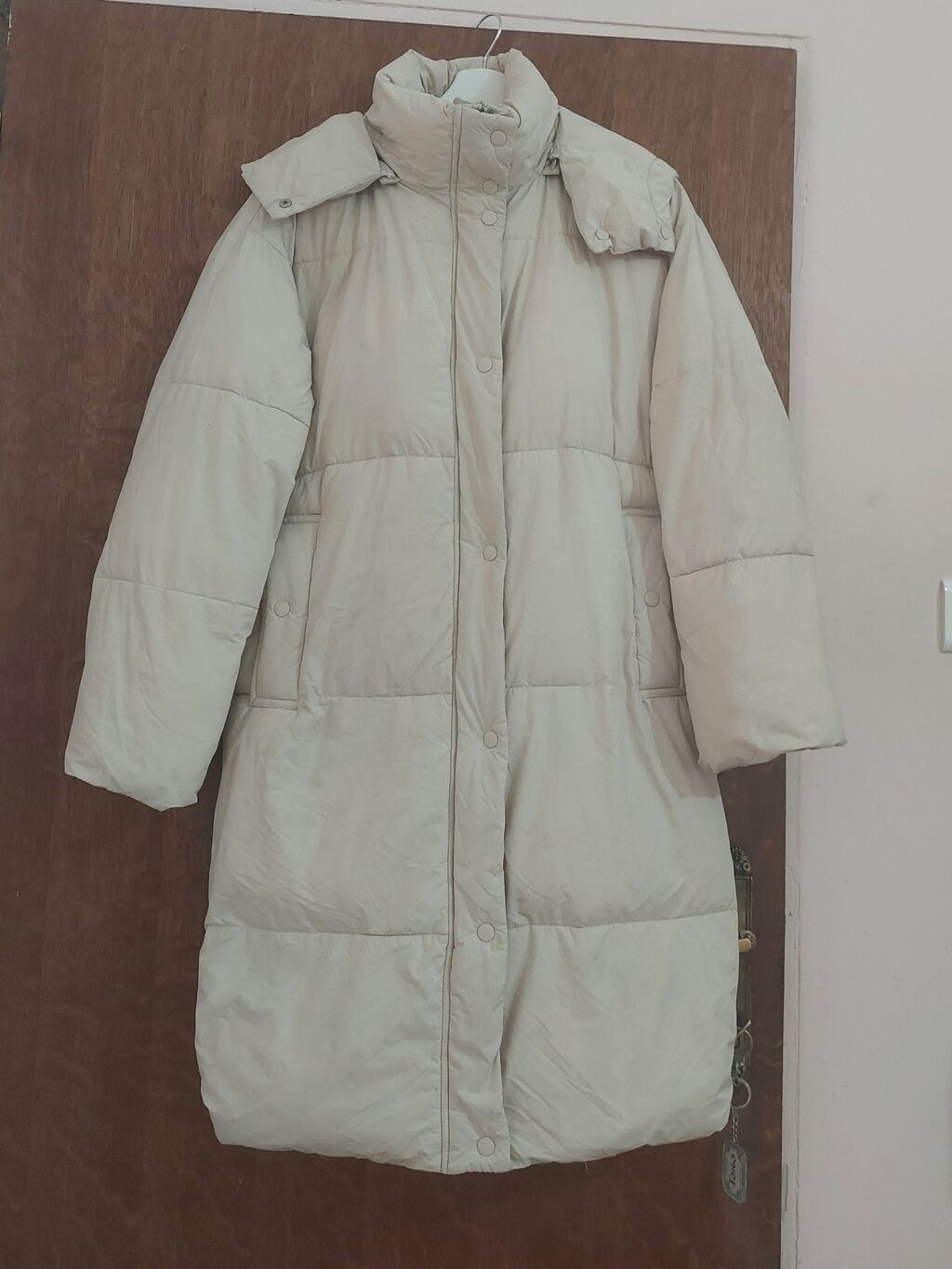 Zimska duga perjana jakna Zara u bež/šampanj nijansi. - Model: dugi