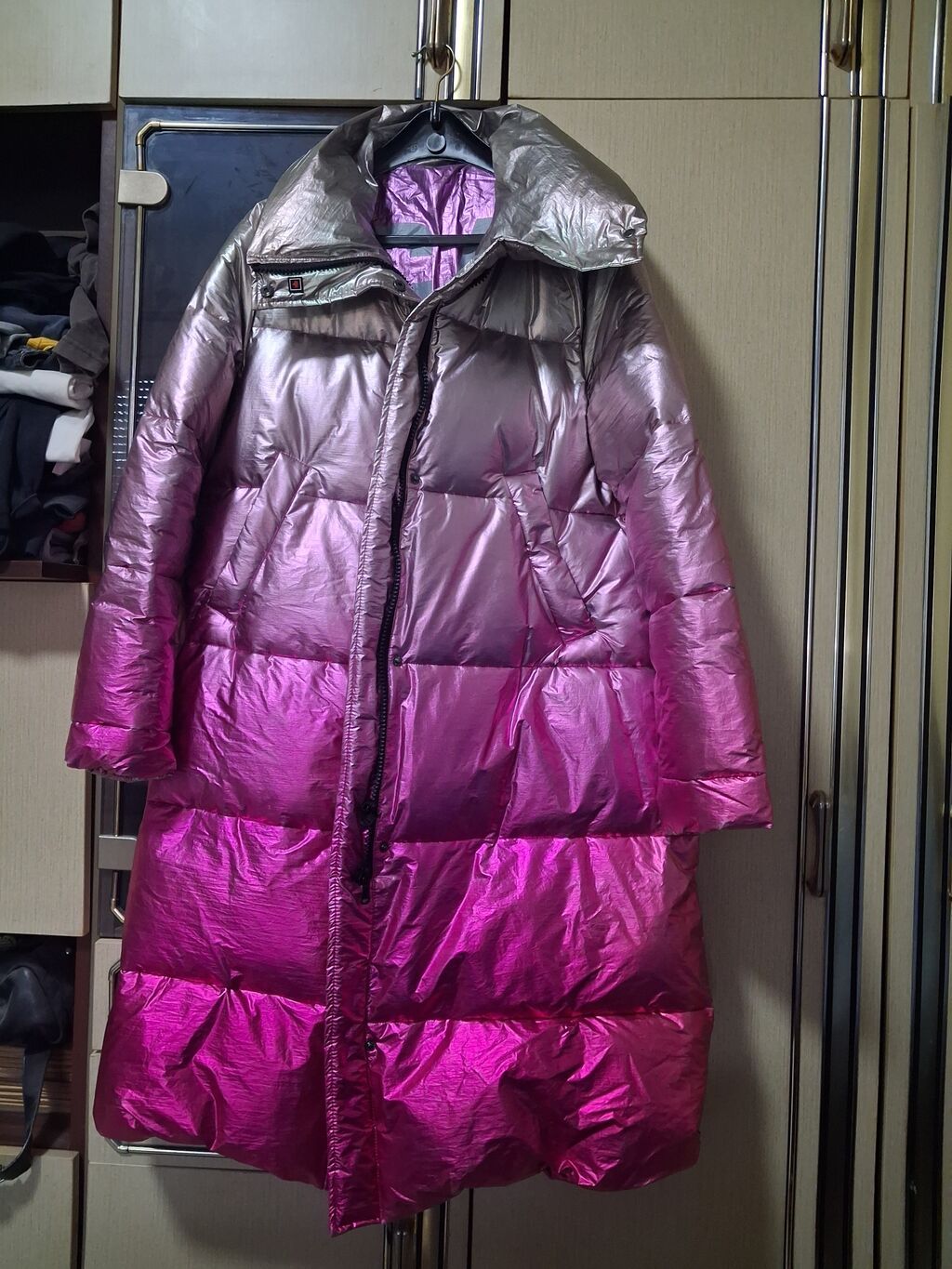 Duga puf jakna sa sjajnim ombre efektom (srebrno–pink). Topao, puniji