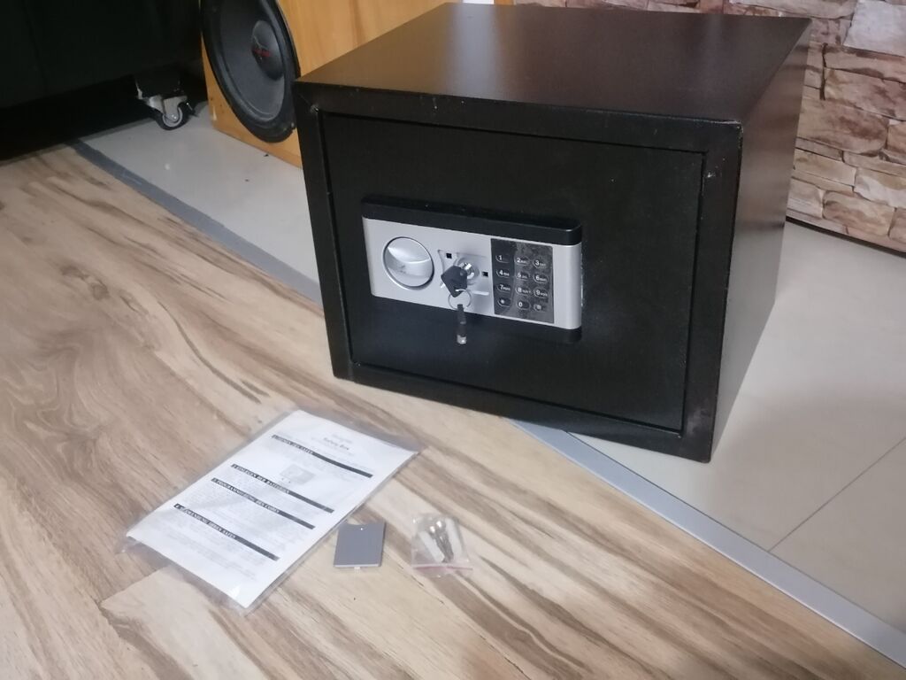Sigurnosni sef sa digitalnom tastaturom i mehaničkim ključem. -
