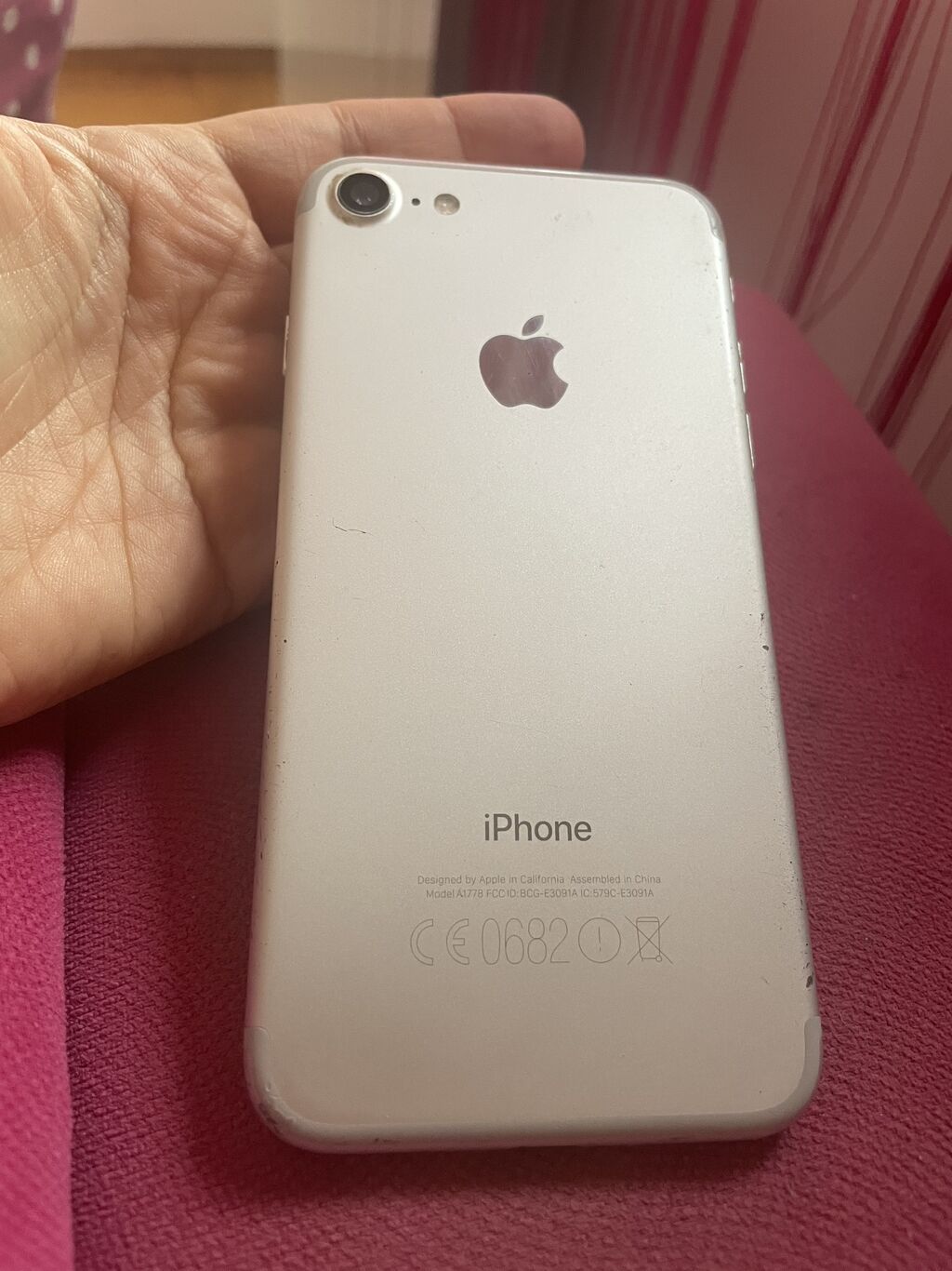 Iphone 7, polovan i potpuno ispravan. Uz mobilni ide i punjac. Pisite