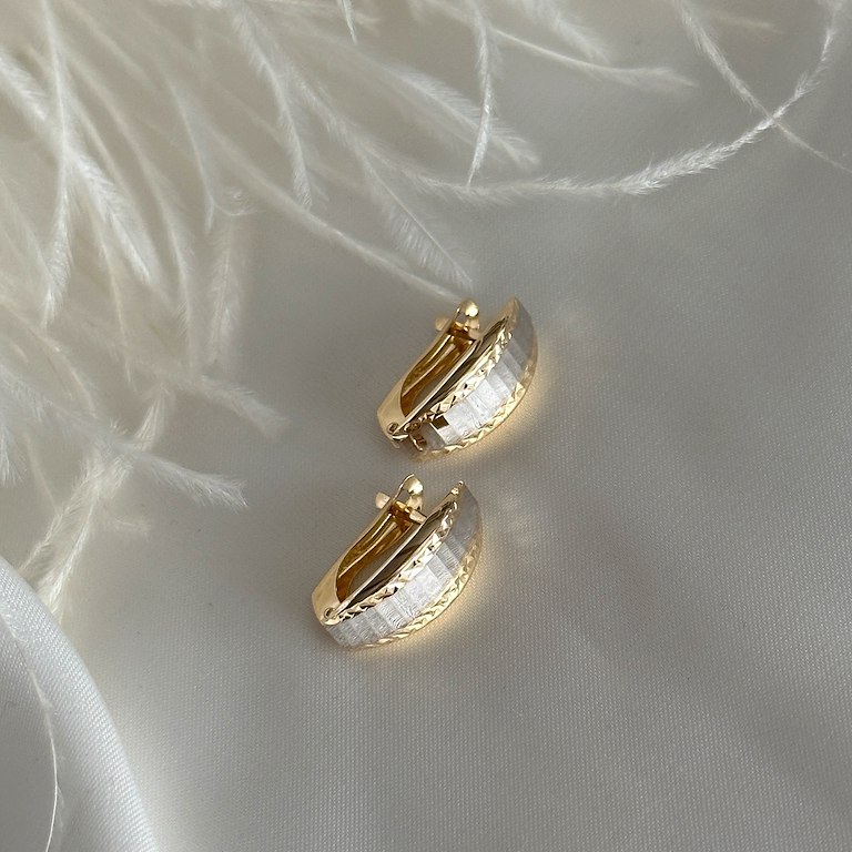 Efektne zlatne minđuše na patent kopčanje sa rodijumom i dijamantiranim detaljima
