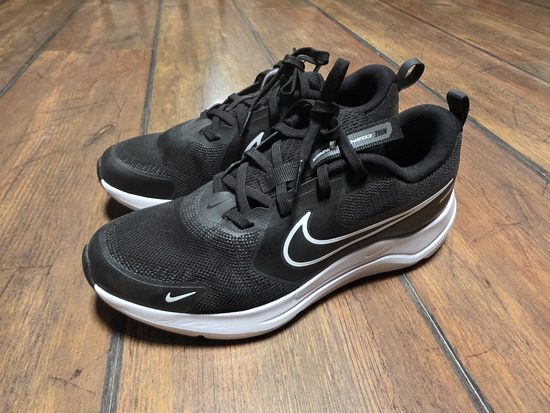 Nike Cosmic Runner patike 37.5