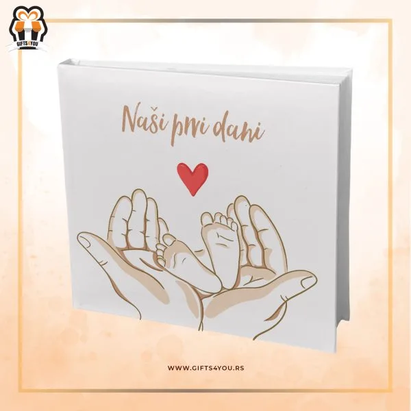 Dečiji foto album – naši prvi dani, bebina stopala u rukama – 016